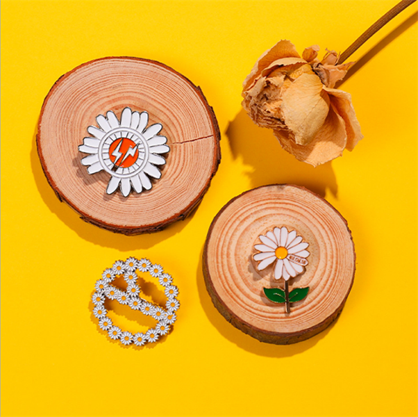 Huy hiệu kim loại biểu tượng GD Daisy