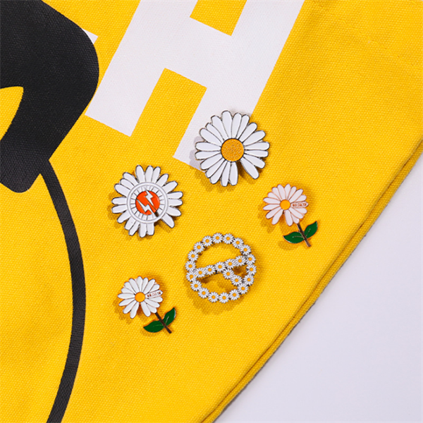 Huy hiệu kim loại biểu tượng GD Daisy