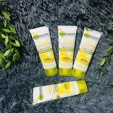 Sữa rửa mặt trắng da Garnier Light Complete White Speed 100ml